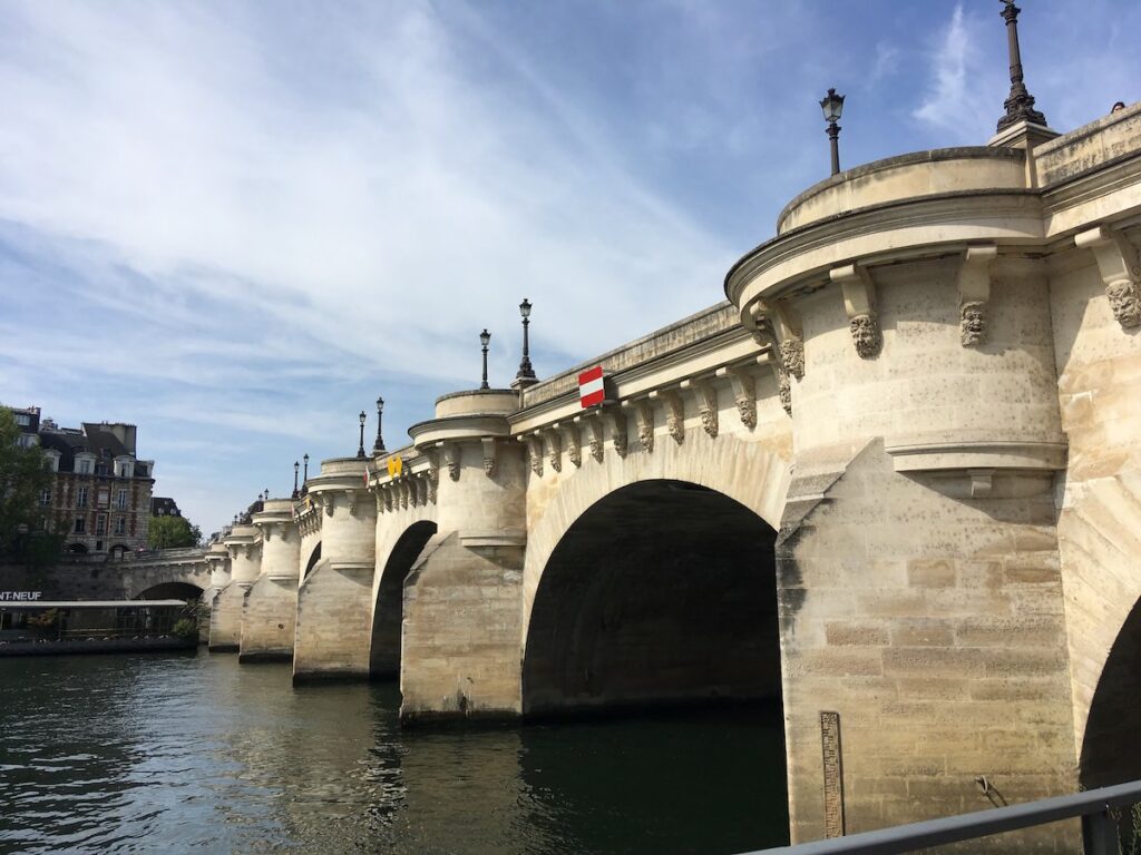 Promenade sur les berges de Seine depuis la Tour Eiffel - pariscrea.com