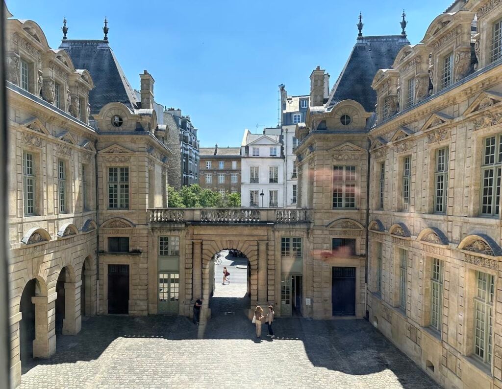 Visiter l'intérieur de l'Hôtel de Sully - pariscrea.com